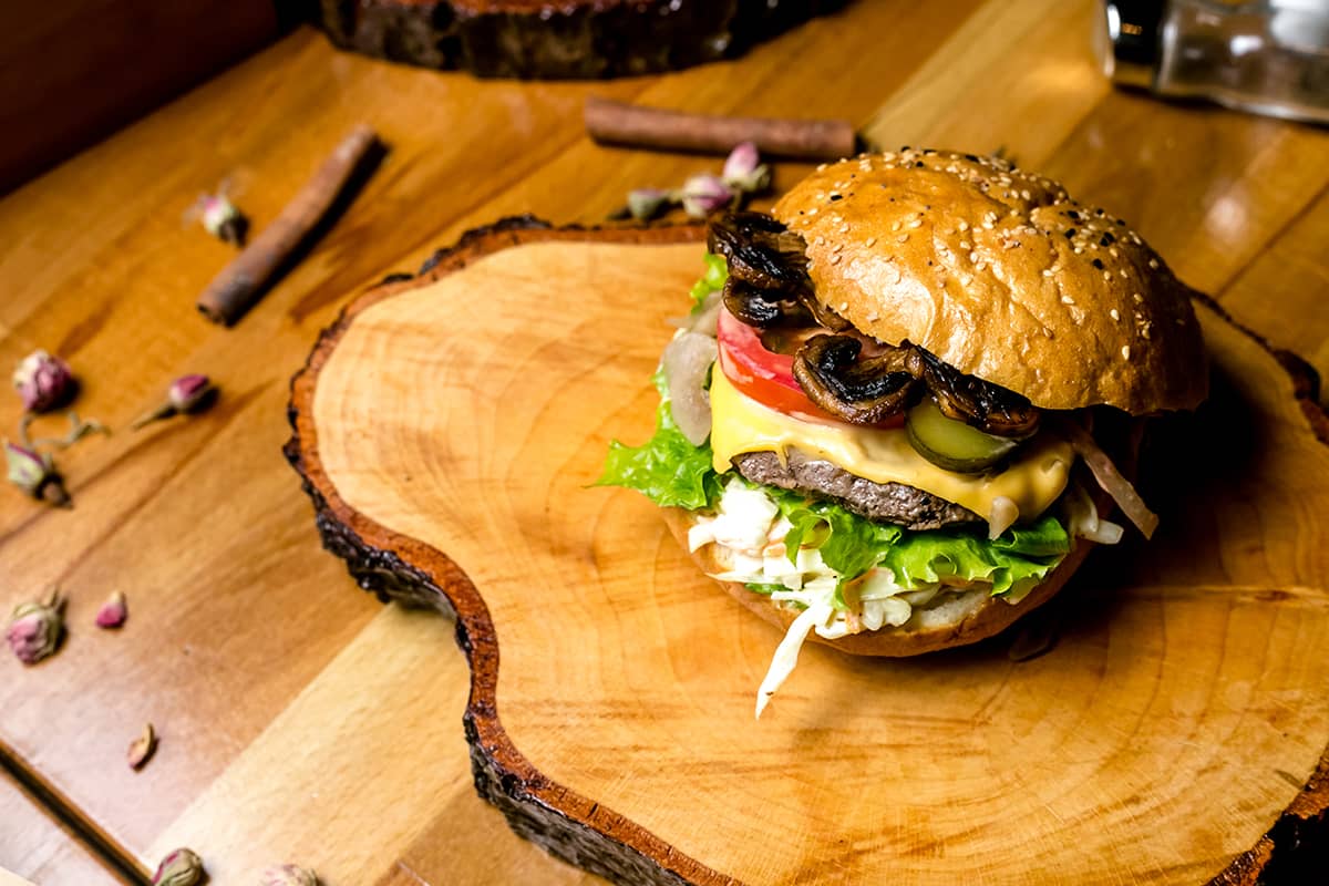 Hamburger cu ciuperci - Boglar Champ